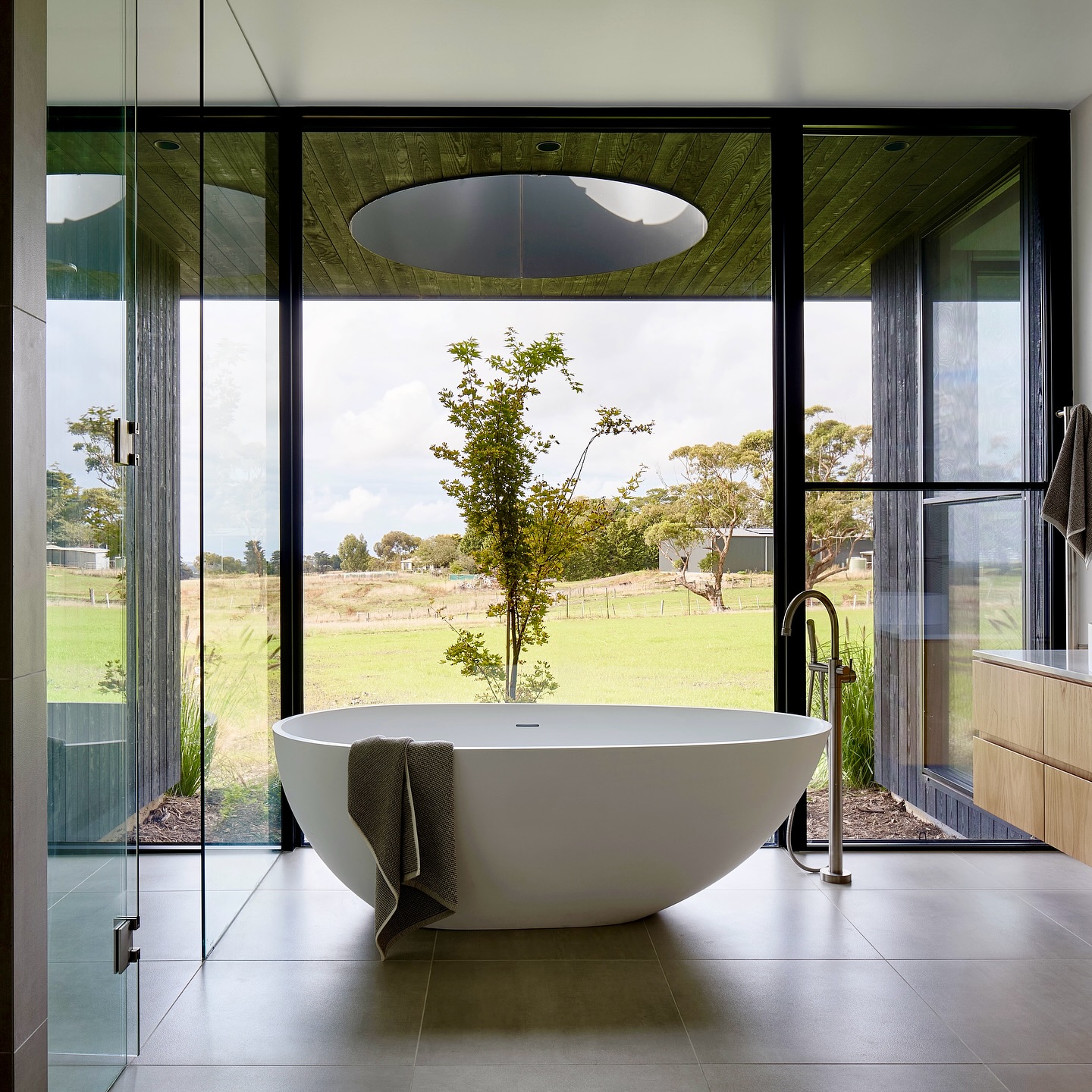 What Is Better, Solid Surface Tub Or Acrylic Tub? | KingKonree